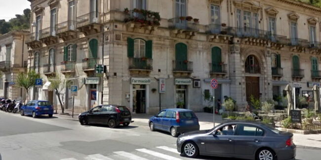 Un uomo in stato confusionale crolla sul marciapiede davanti alla gente ...