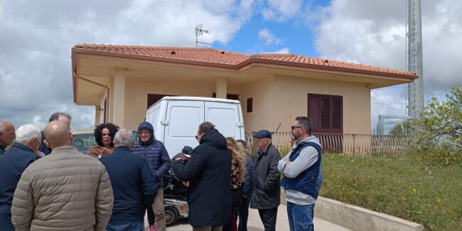 La mega antenna 5G alta 35 metri a 2 passi da una villetta a Modica. L ...
